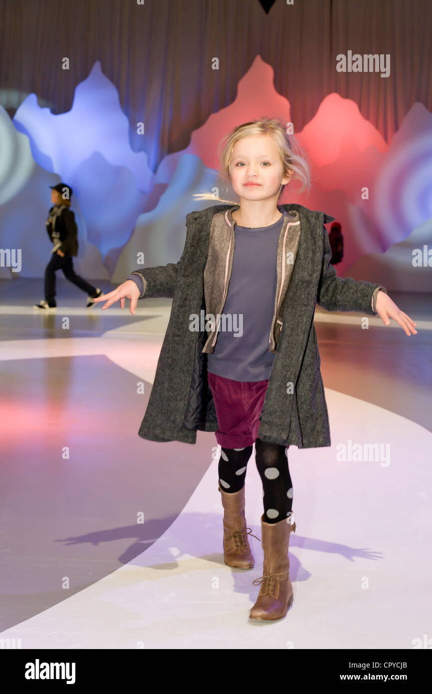 Child girl model catwalk hi-res stock photography and images - Alamy