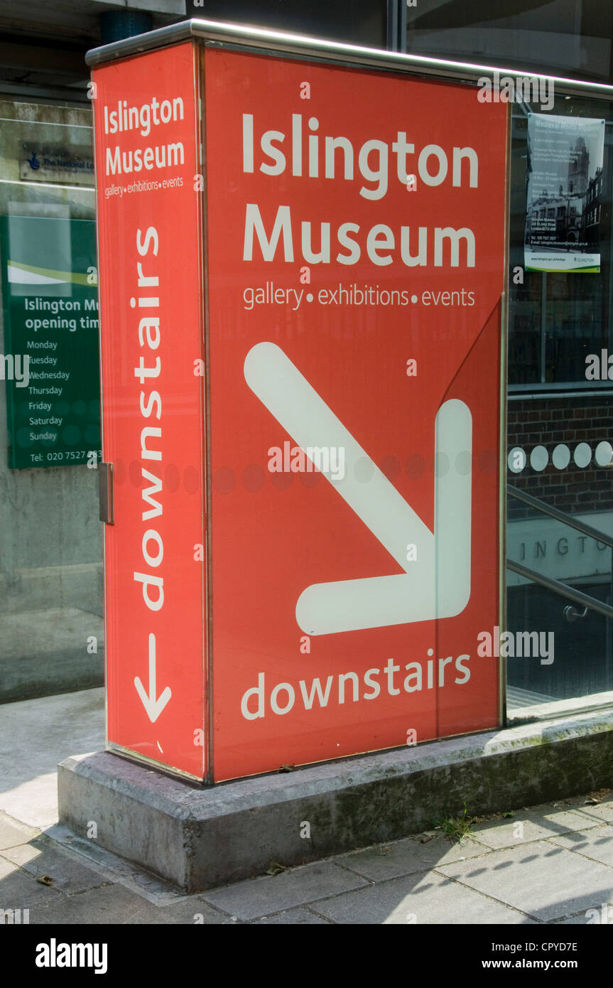 Museum direction sign hi-res stock photography and images - Alamy