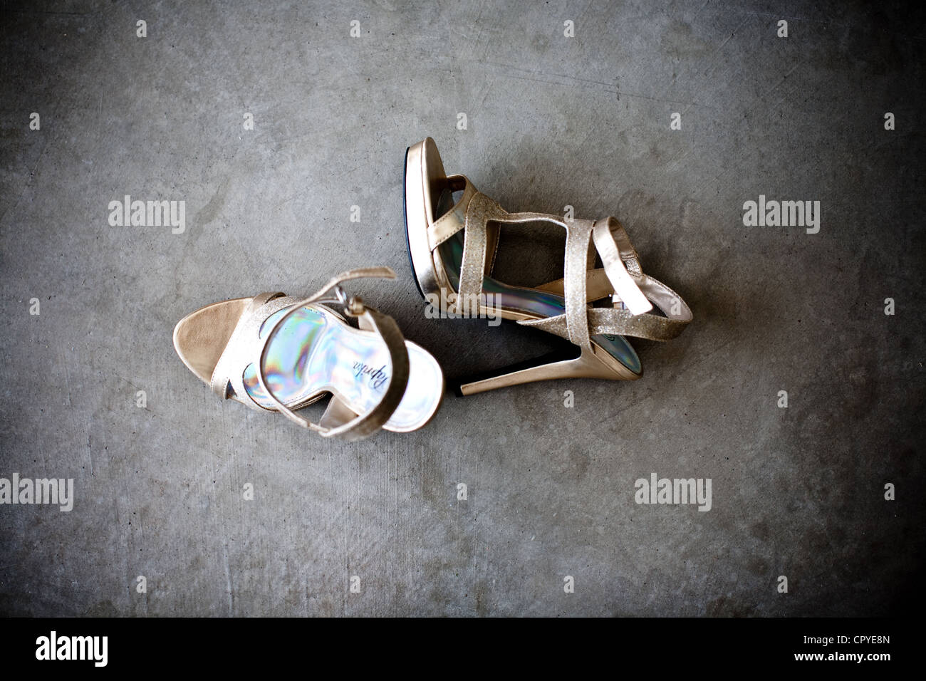 Gold high heels hi-res stock photography and images - Alamy