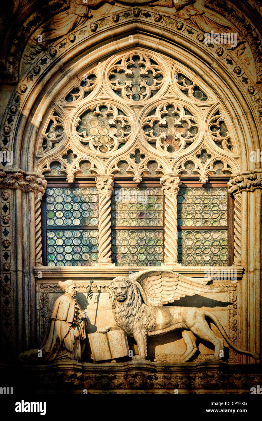 The Winged Lion and the Doge Francesco Foscari statues on the top of ...