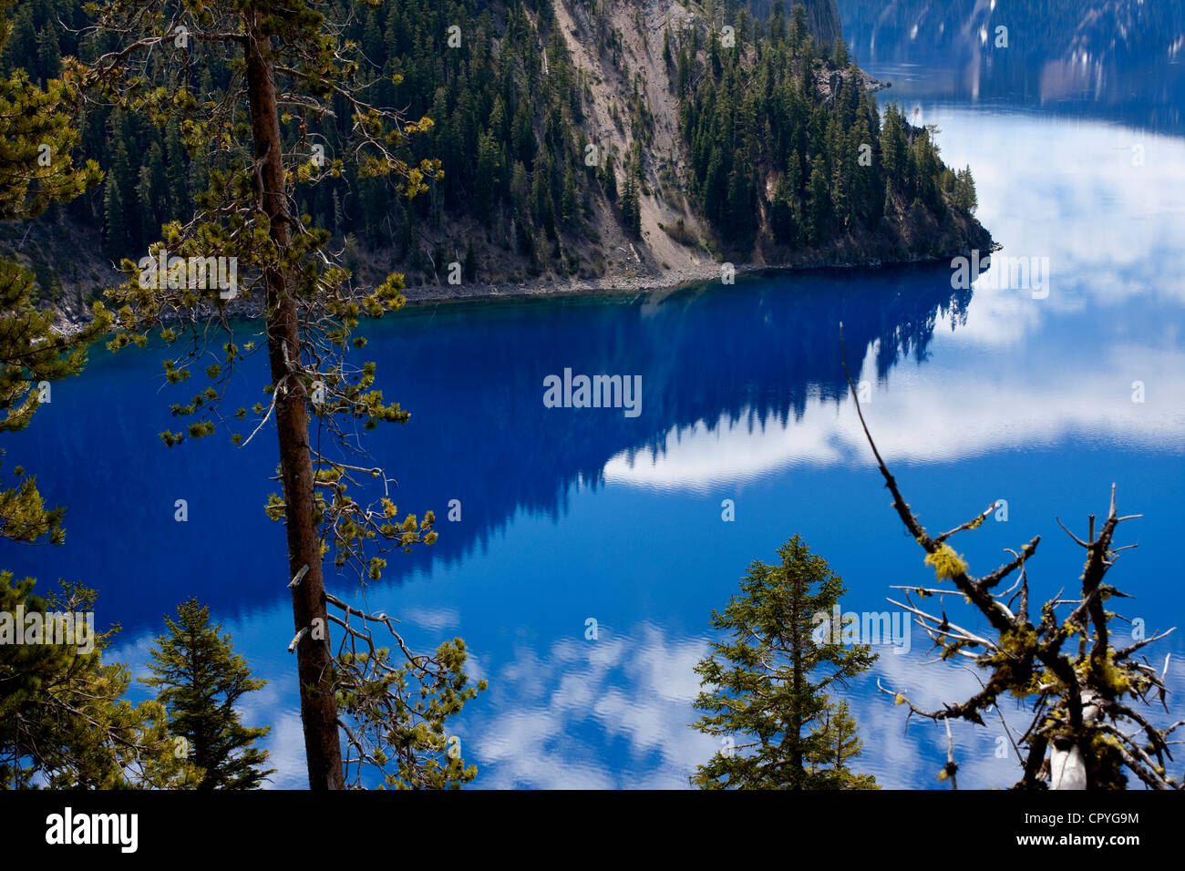 A scenic view of Crater Lake, Oregon, USA (7th deepest lake in the ...