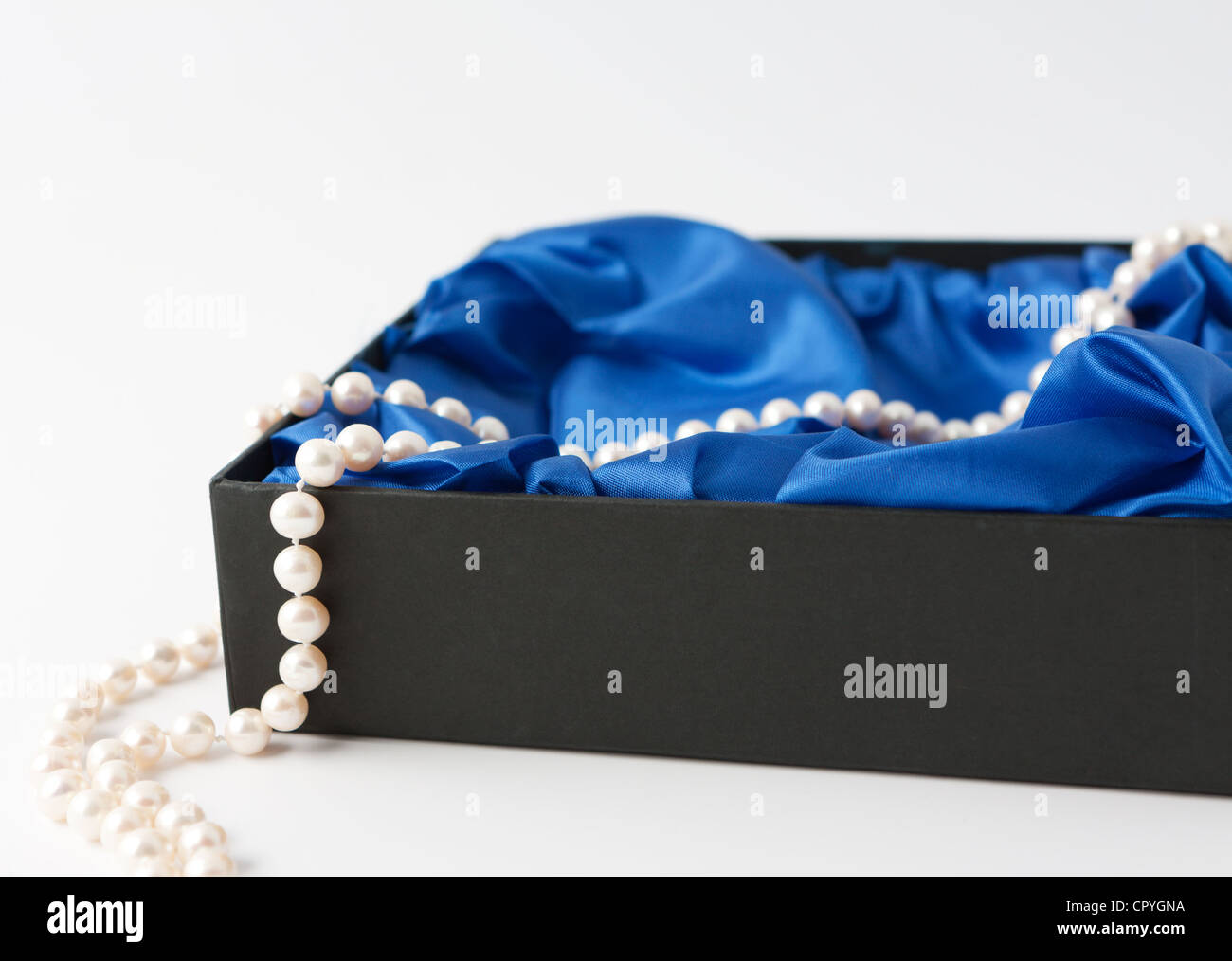 Satin and pearls hi-res stock photography and images - Alamy