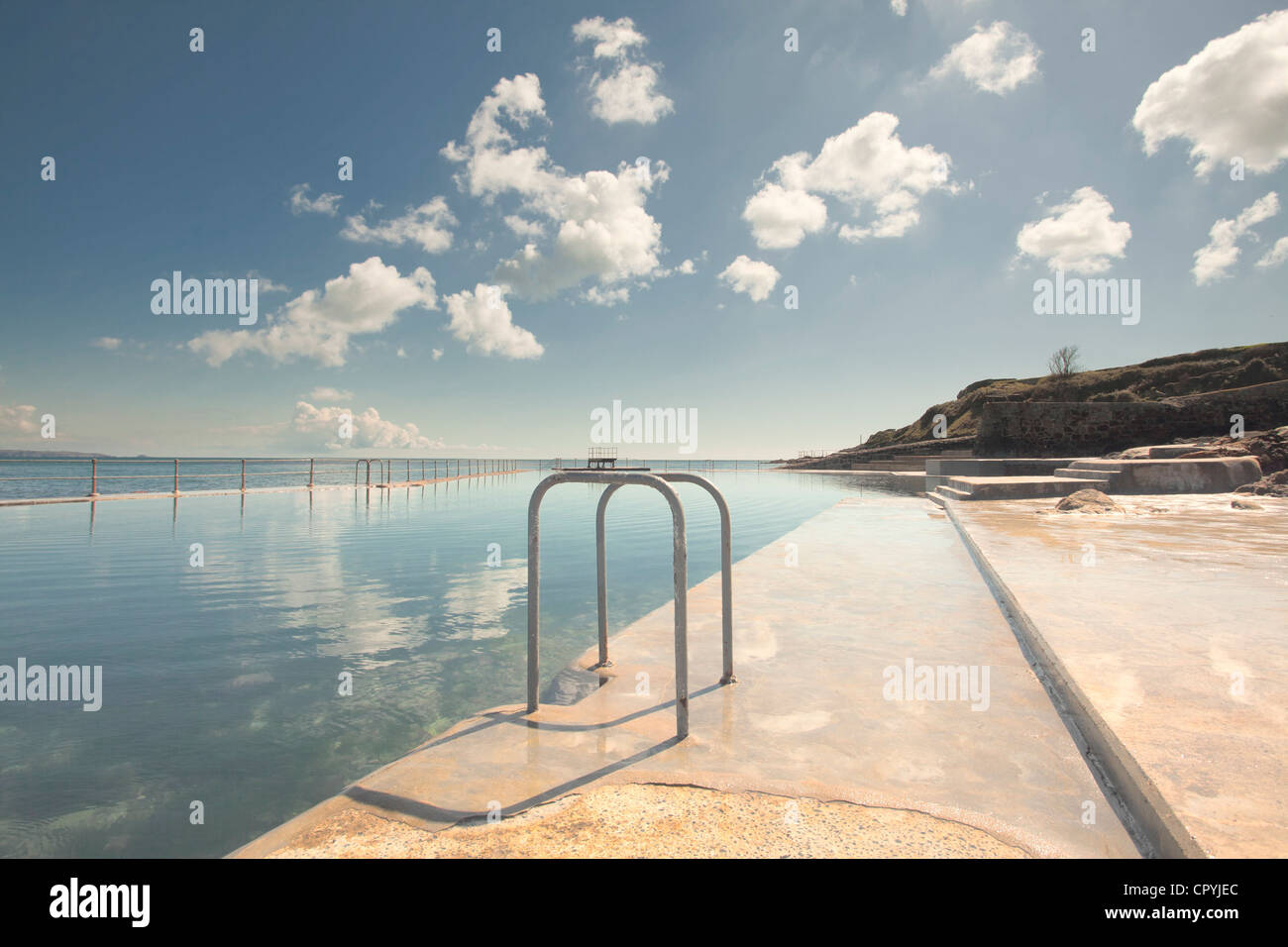 Showing pools hi-res stock photography and images - Alamy