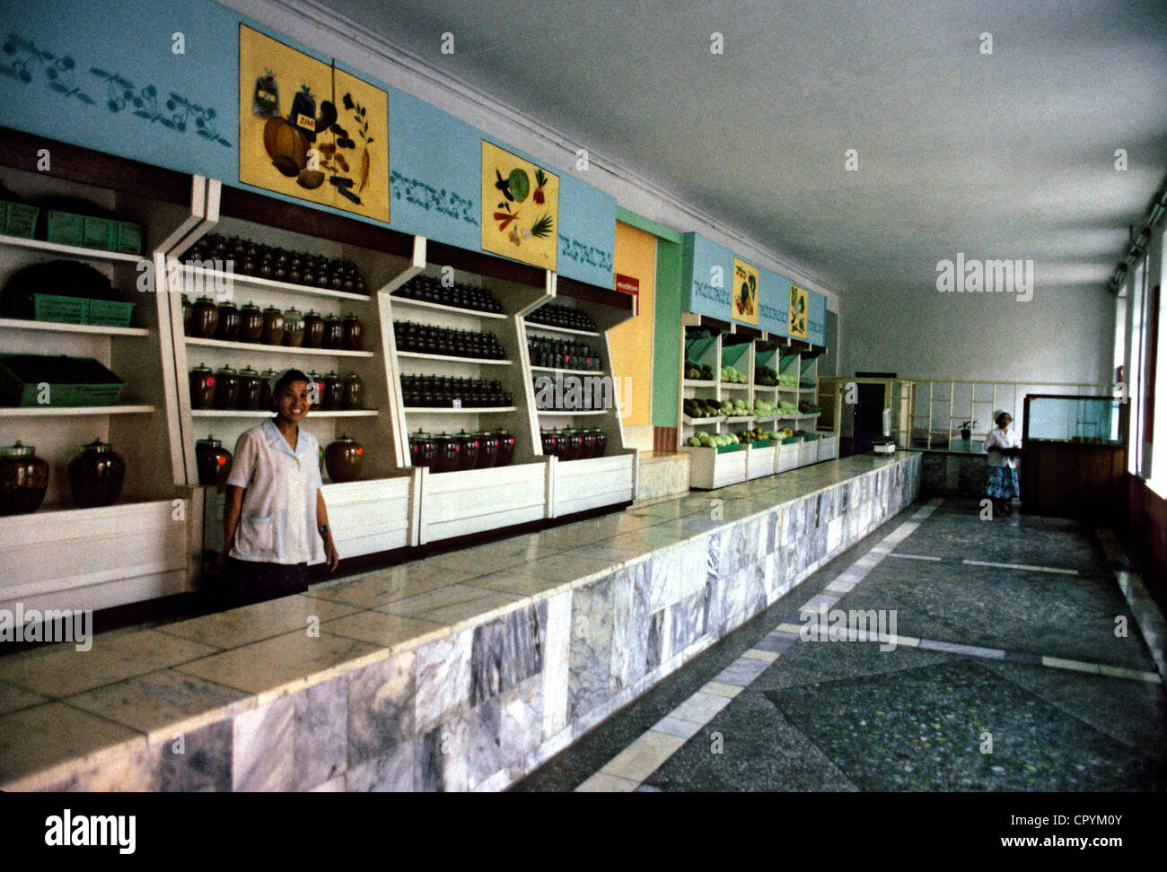North Korea, Pyongyang, fruits and vegetables shop Stock Photo - Alamy