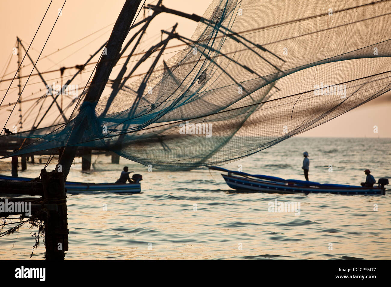 India, Kerala State, Kochi (Cochin), fishermen seen through the Chinese ...
