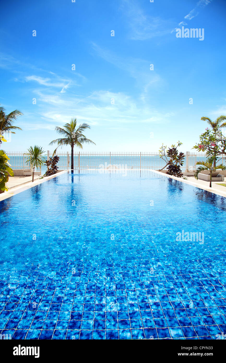 Infinity pool hi-res stock photography and images - Alamy
