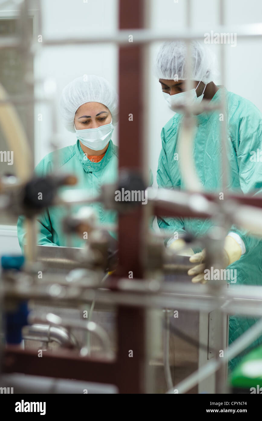 Laboratory workers hi-res stock photography and images - Alamy