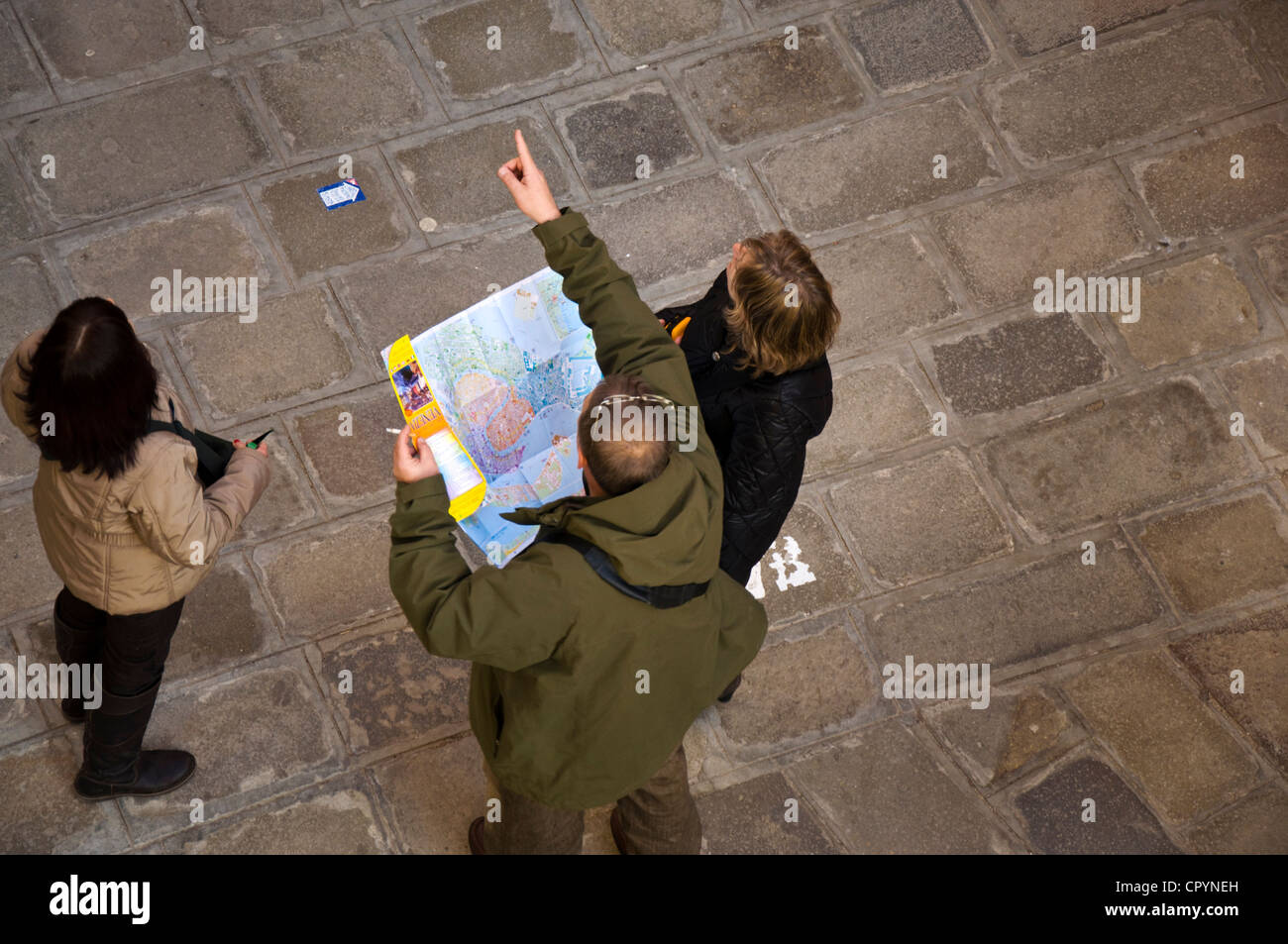 Tourists with map pointing directions in Venice Stock Photo - Alamy