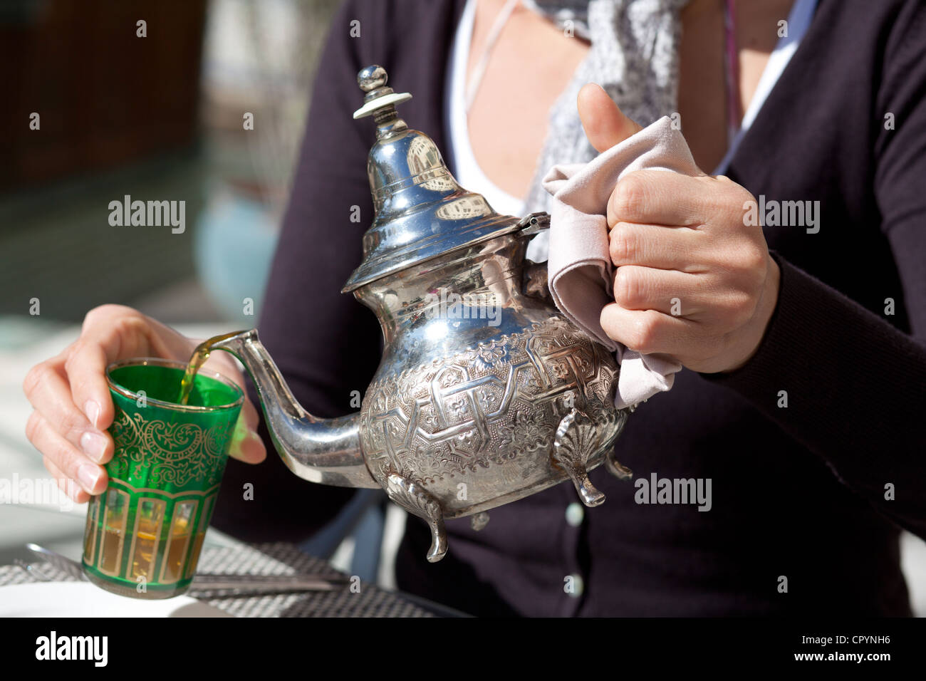 Moroccan tea pouring hi-res stock photography and images - Alamy