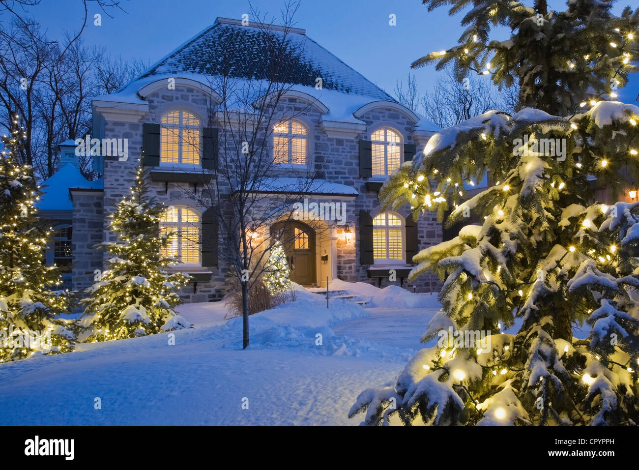 Residential cottage hi-res stock photography and images - Alamy