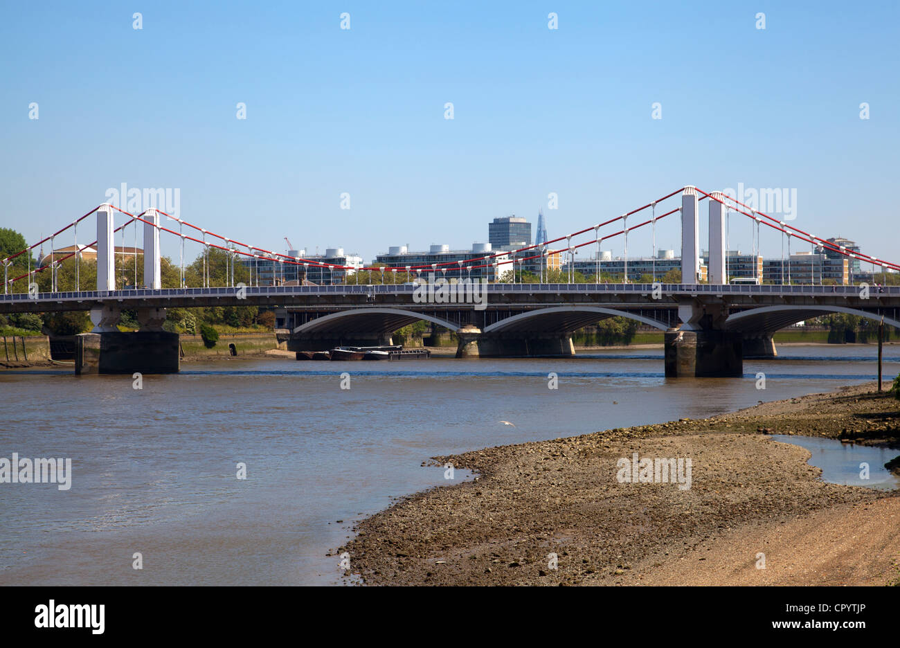 Chelsea bridge over river thames hi-res stock photography and images ...