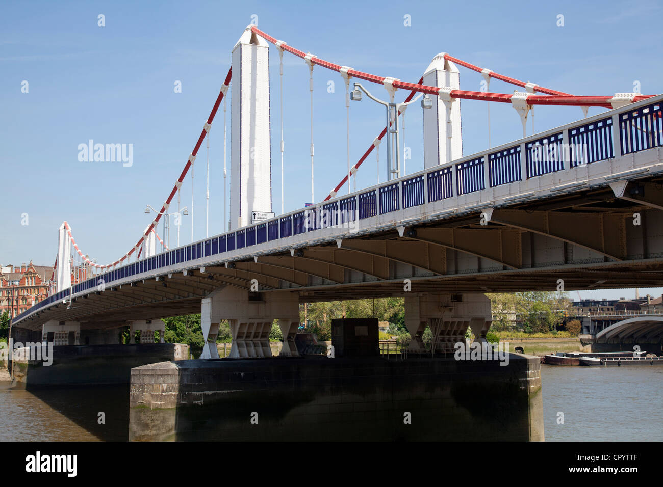 Under chelsea bridge hi-res stock photography and images - Alamy