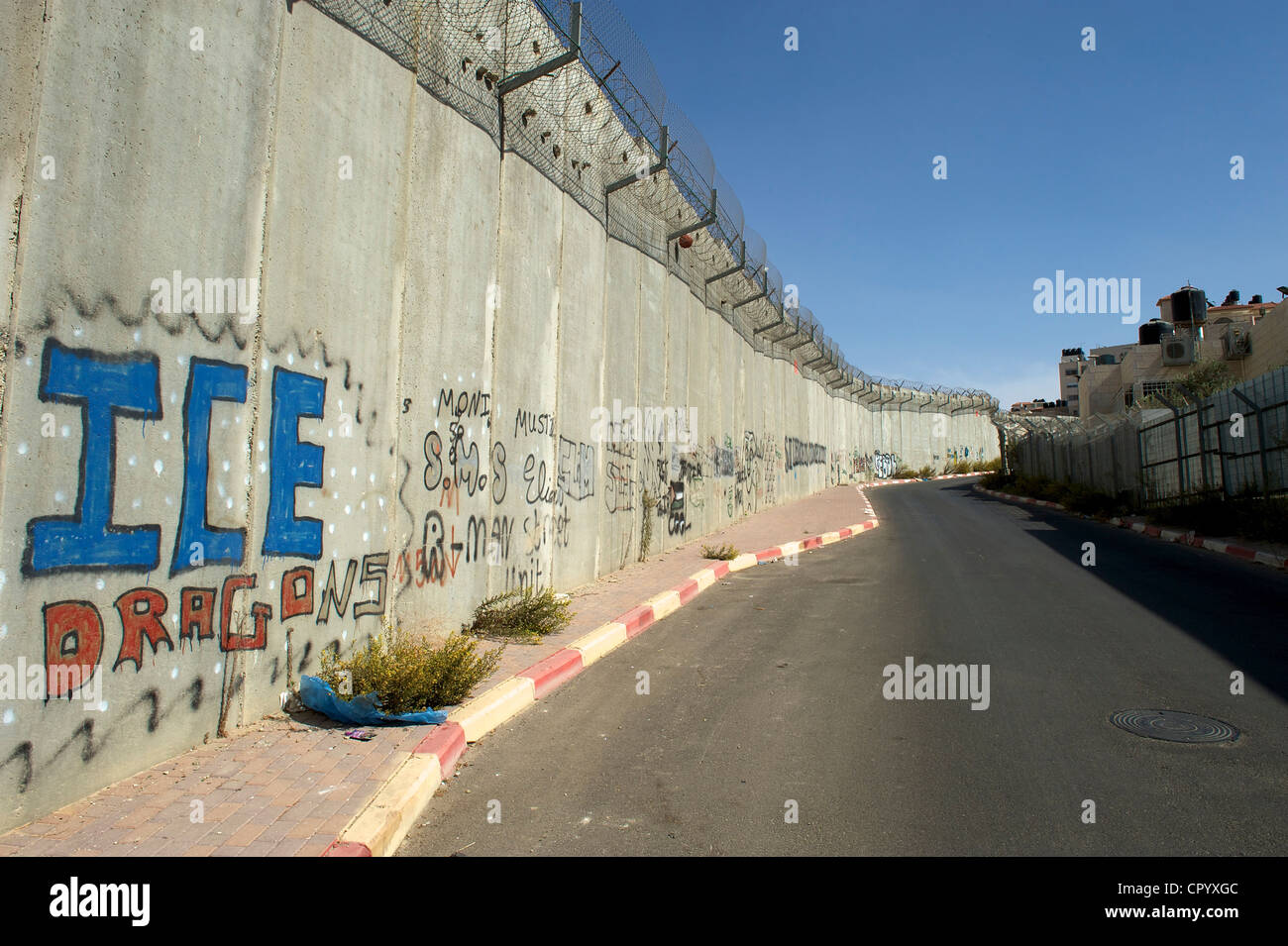 Border fortification between Israel and the Palestinian territories in ...