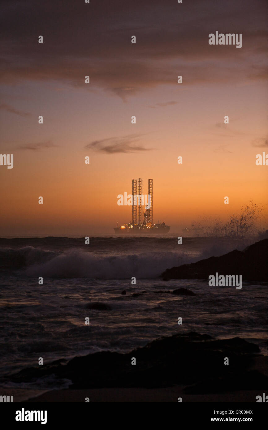 Oil rig in the distance hi-res stock photography and images - Alamy
