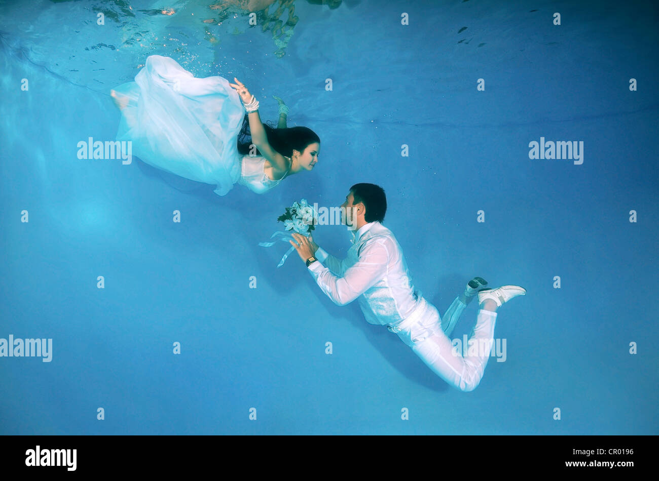 Bride and groom, underwater wedding in a pool Stock Photo - Alamy
