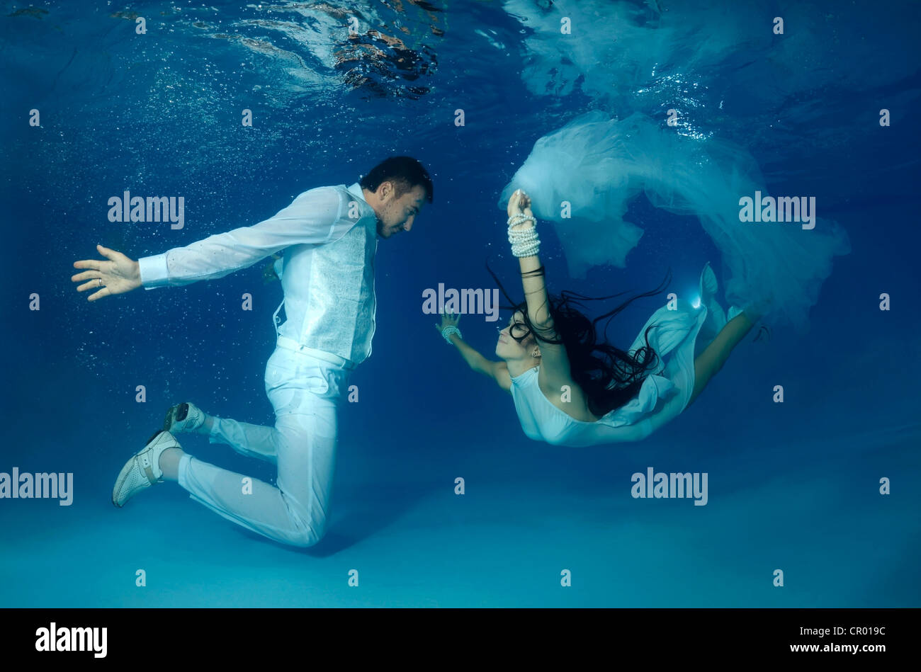 Bride and groom, underwater wedding in a pool Stock Photo - Alamy