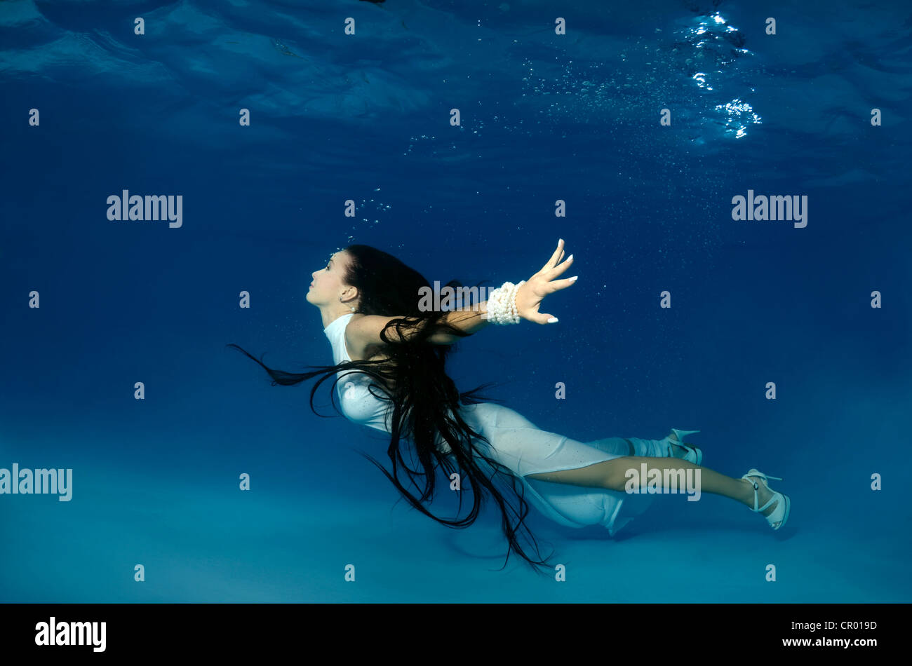 Bride, underwater wedding in a pool Stock Photo - Alamy