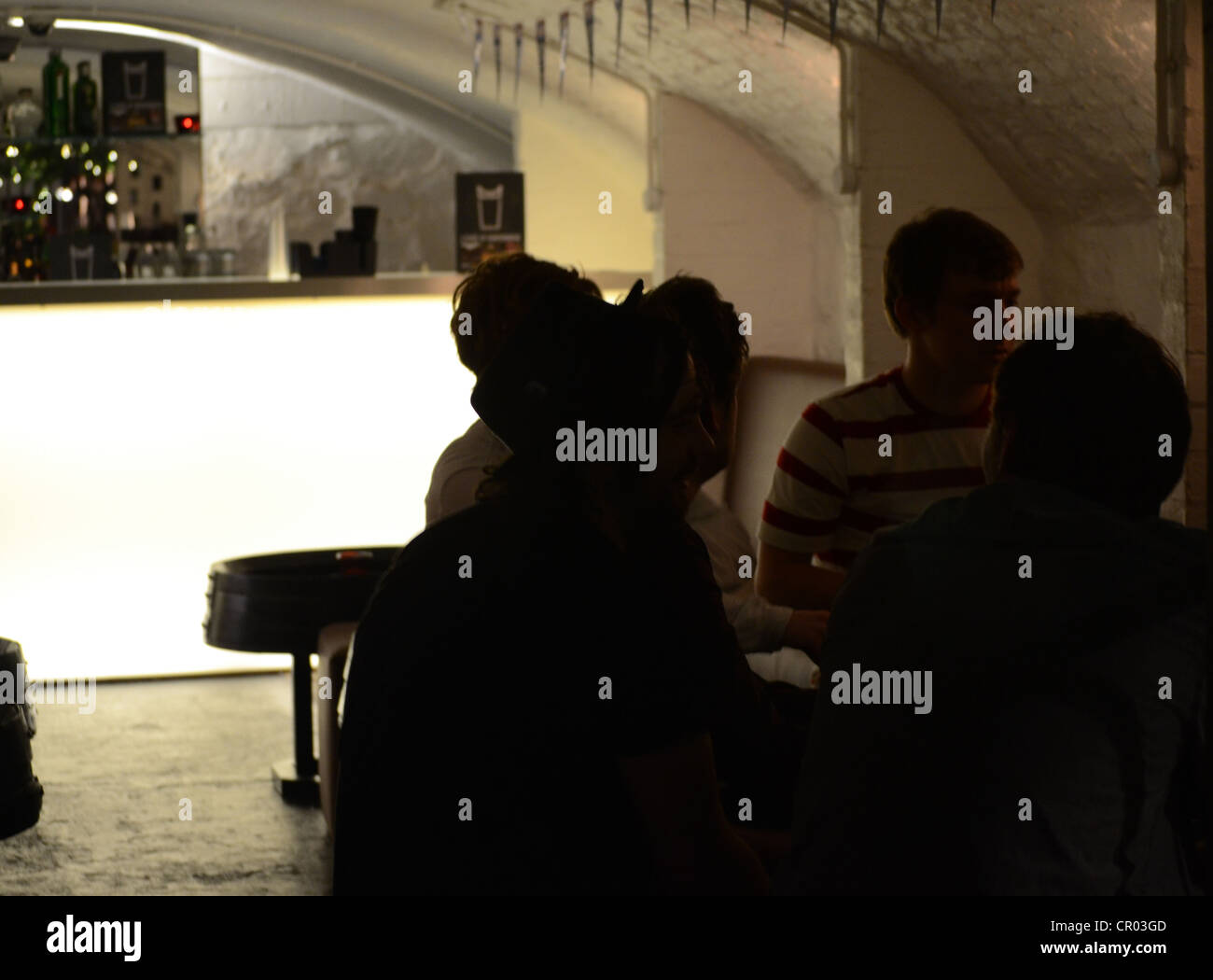 People at bar silhouette hi-res stock photography and images - Alamy