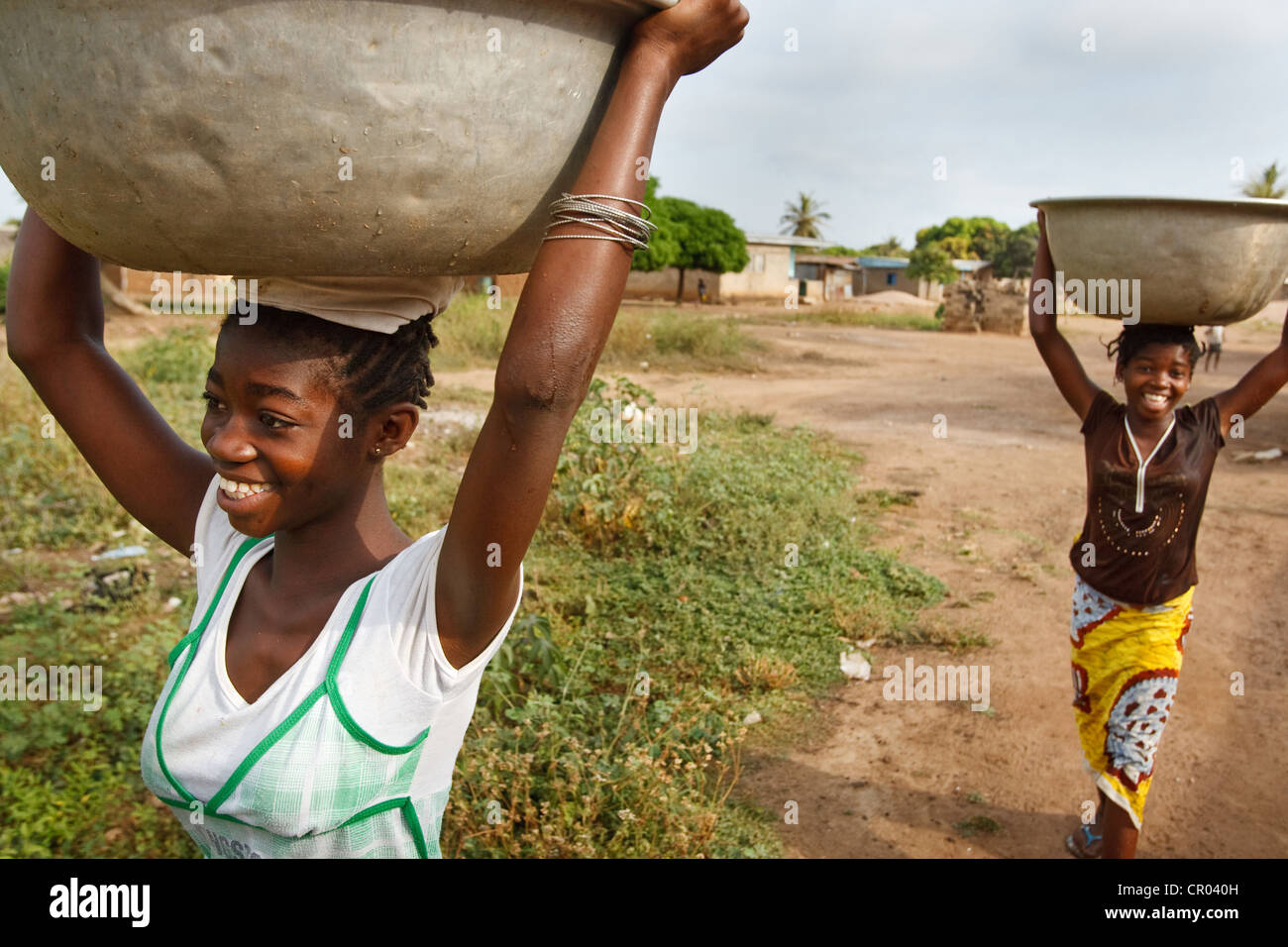 African children carrying water hi-res stock photography and images - Alamy