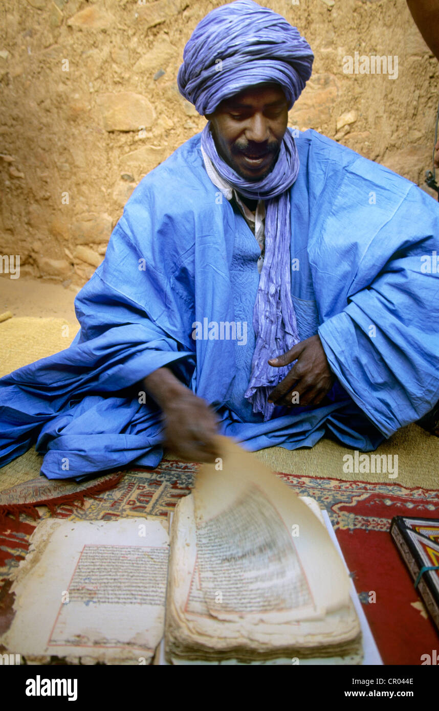 Mauritania, Chinguetti, library of the desert, Mohamed Mahmoud reading ...