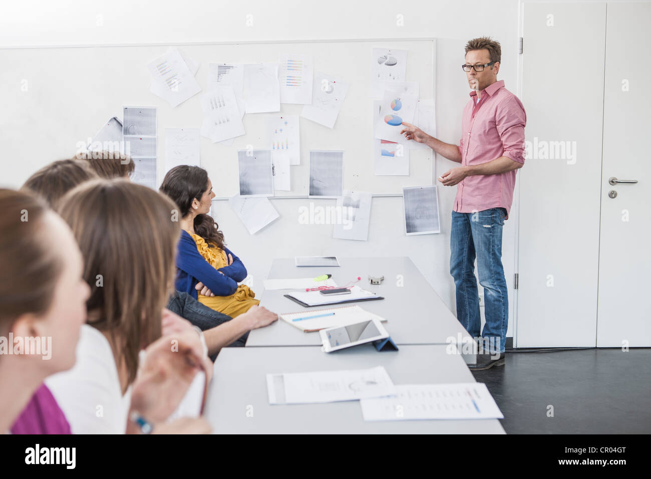 Man addressing group of men hi-res stock photography and images - Alamy