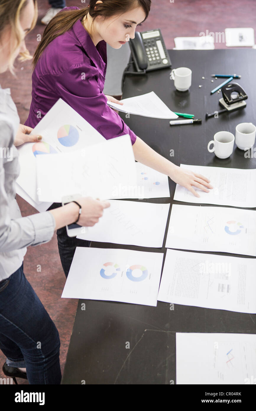 Organization organizing hi-res stock photography and images - Alamy