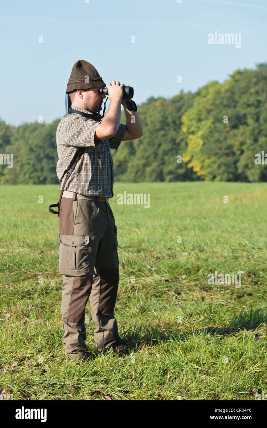 Hunter hunting for game Stock Photo - Alamy