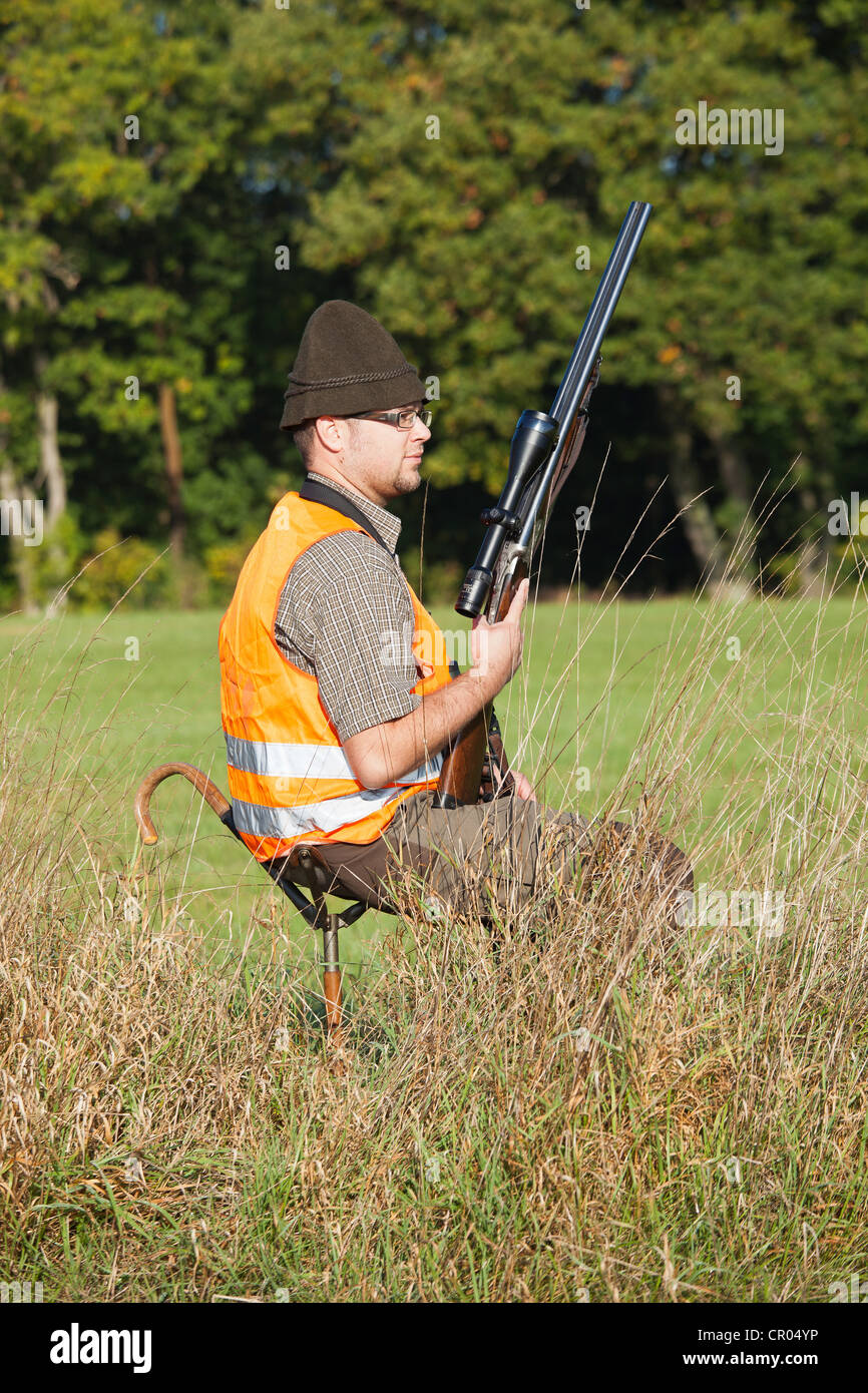 Hunter hunting weapons hi-res stock photography and images - Alamy