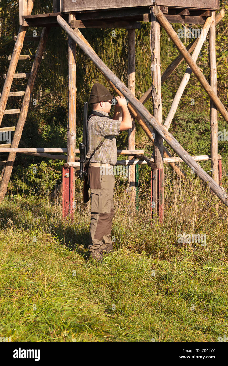 Hunter hunting for game Stock Photo - Alamy