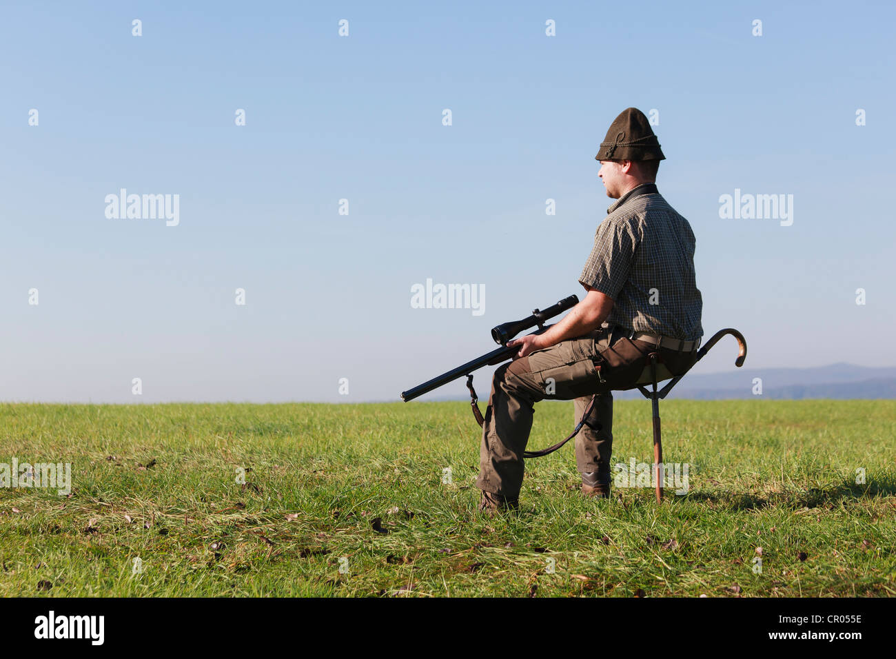 Hunter hunting for game Stock Photo - Alamy