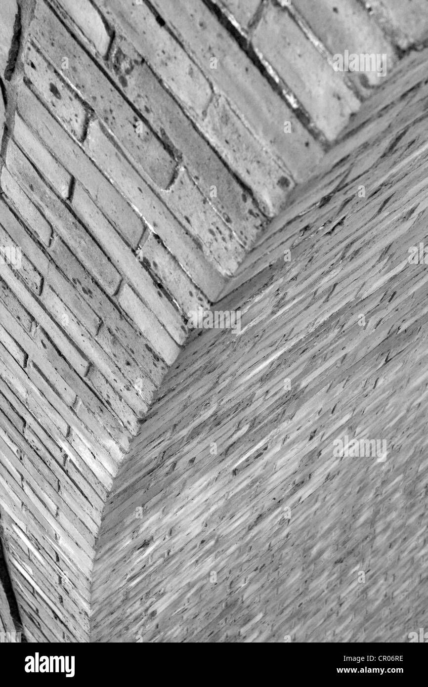 Curved bricks hi-res stock photography and images - Alamy