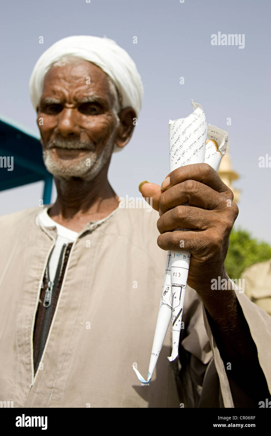 Egypt, Upper Egypt, Nile Valley, Edfu, old Egyptian man selling peanuts ...