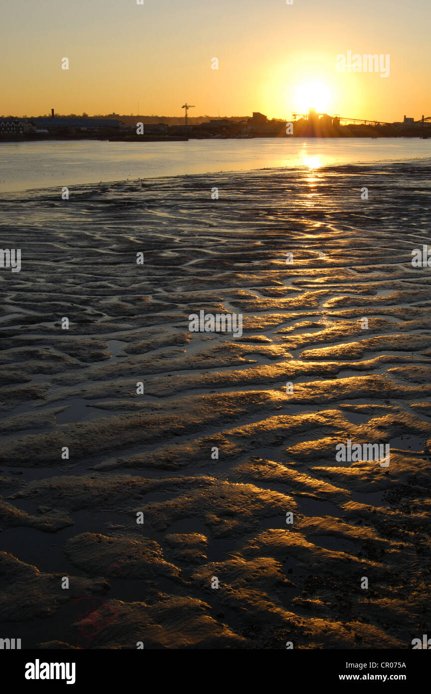 Mud and silt behind hi-res stock photography and images - Alamy
