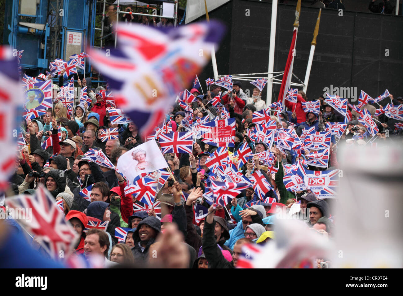 Queen waving at crowd hi-res stock photography and images - Alamy