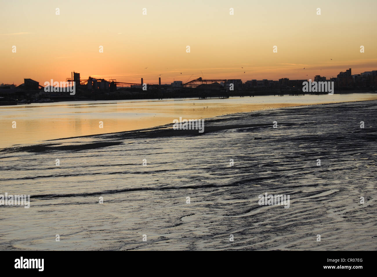 Mud and silt behind hi-res stock photography and images - Alamy