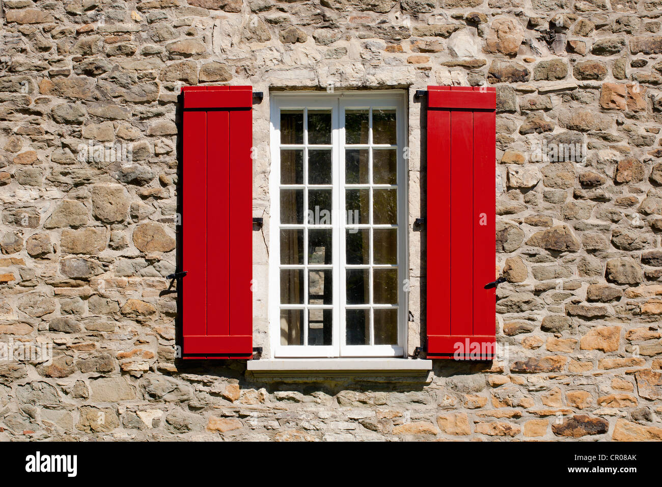 Red exterior window shutters hi-res stock photography and images - Alamy
