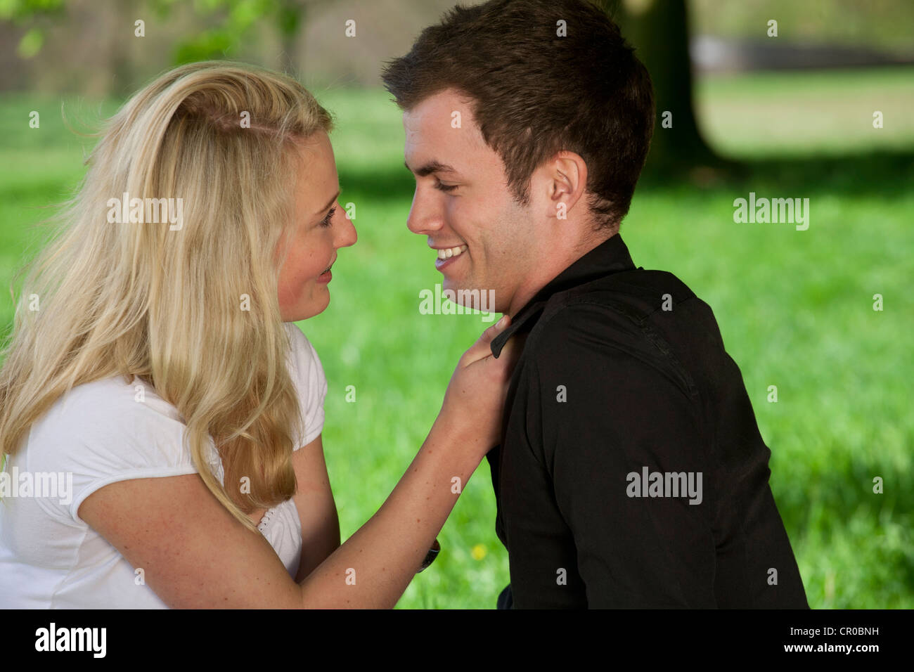 Old couples in the park hi-res stock photography and images - Alamy