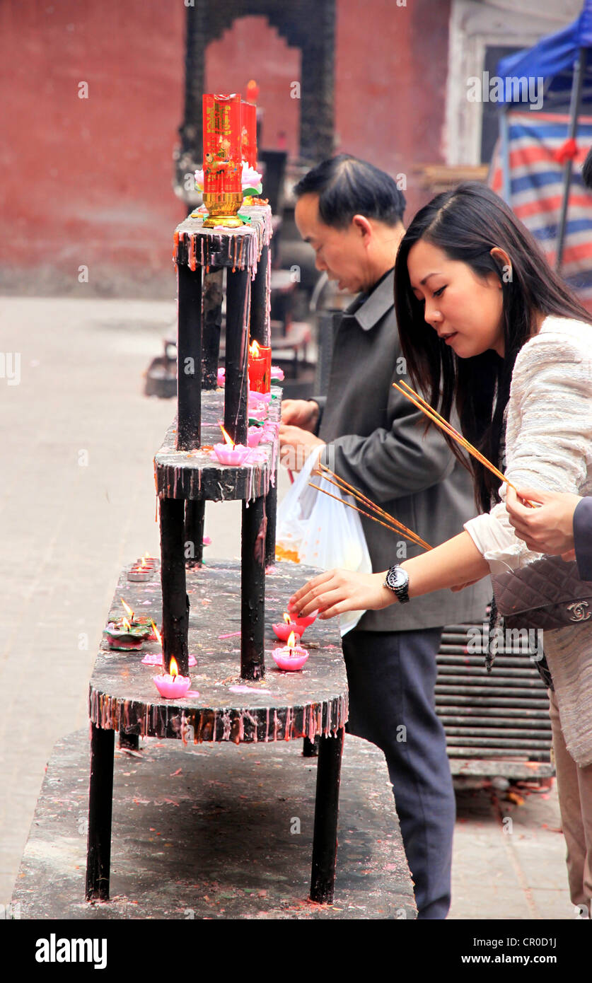 Chinese people praying hi-res stock photography and images - Alamy