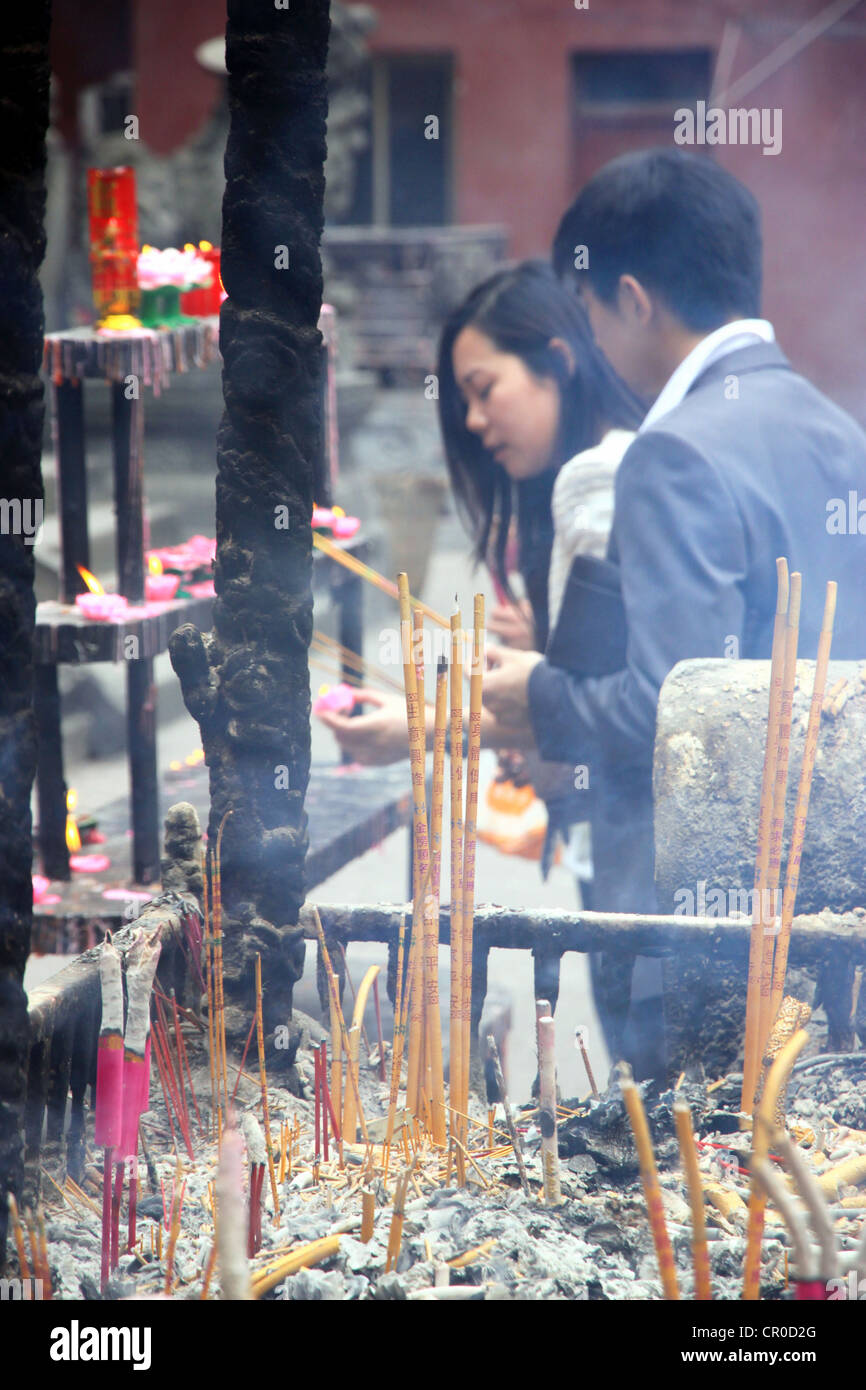 Chinese people praying hi-res stock photography and images - Alamy