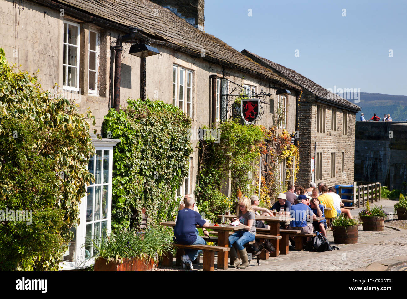 People sitting outside pub england hi-res stock photography and images ...