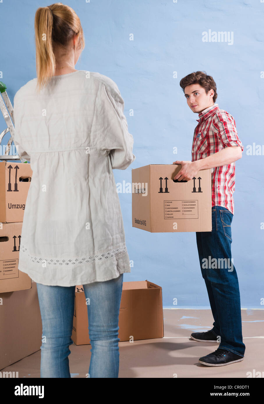 30 years male packing boxes hi-res stock photography and images - Alamy