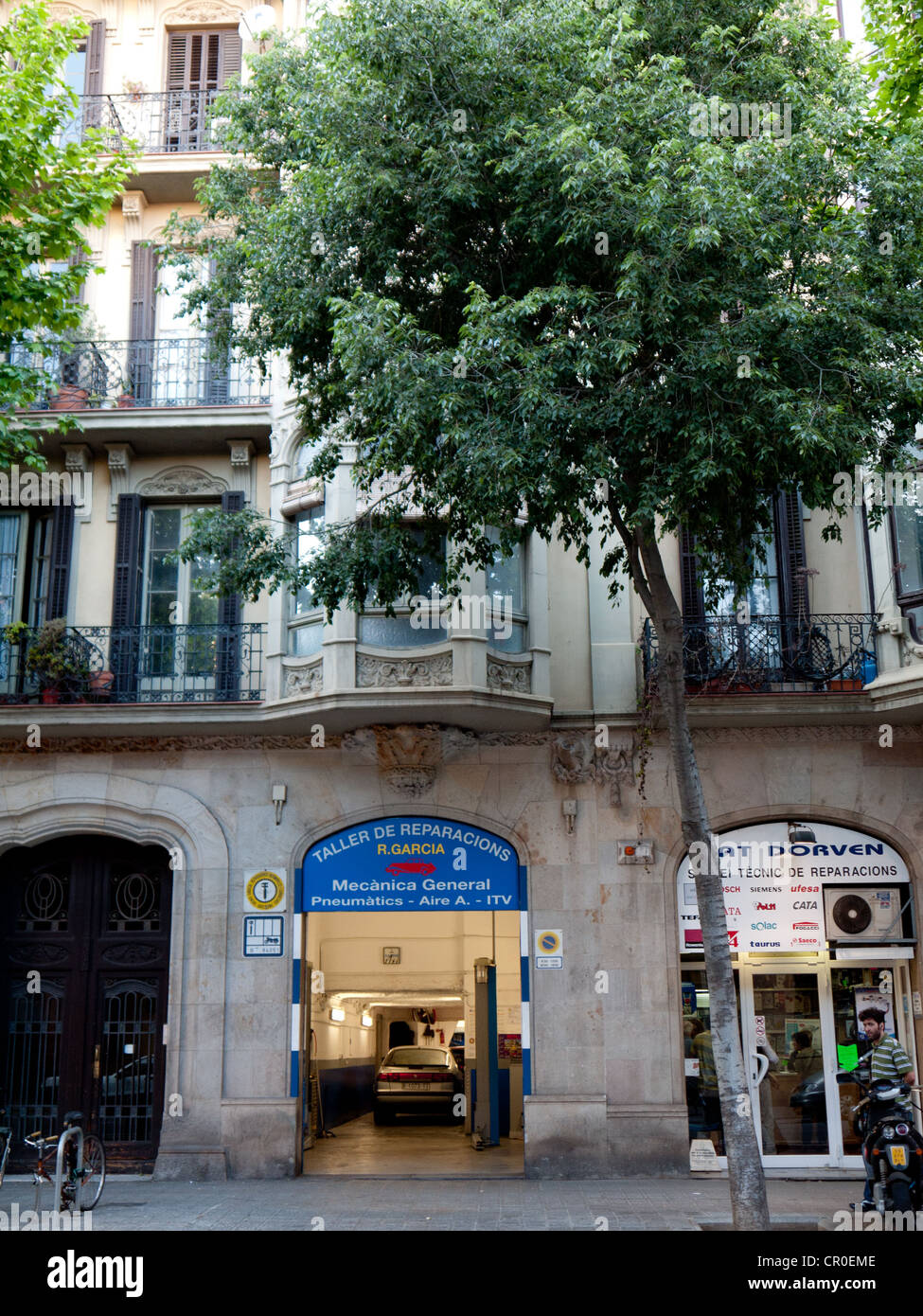 Barcelona back-street garage Stock Photo - Alamy