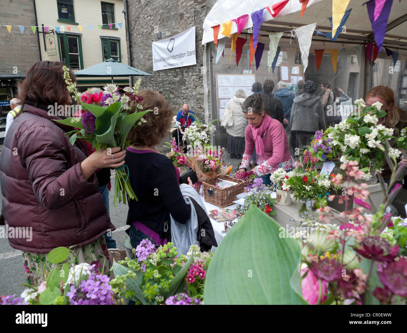 Flower stall in street market hi-res stock photography and images - Alamy