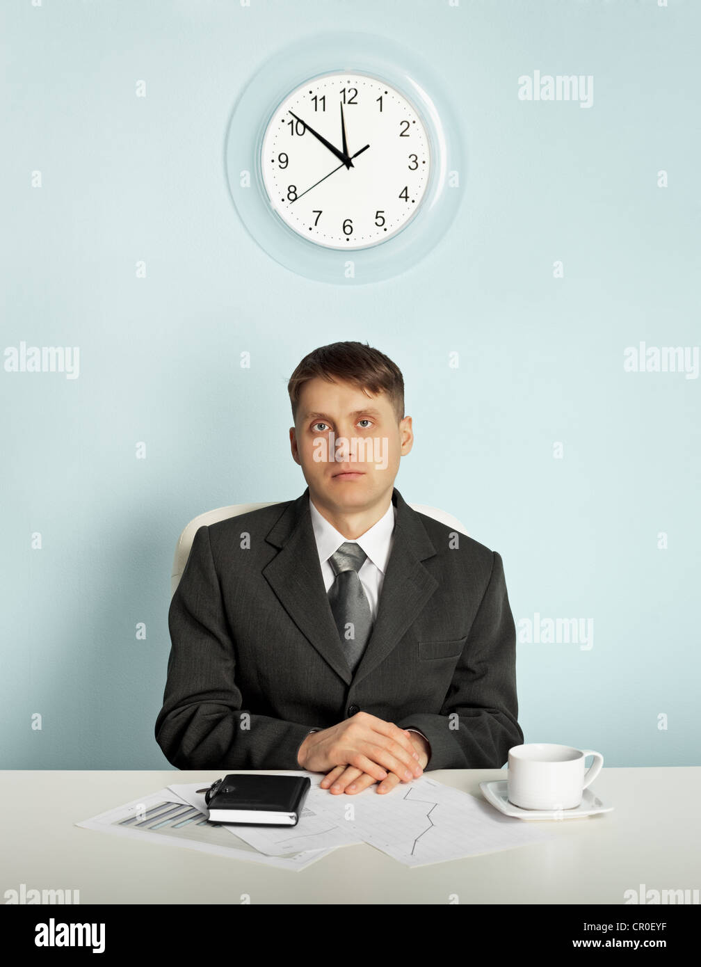 Human waiting hi-res stock photography and images - Alamy