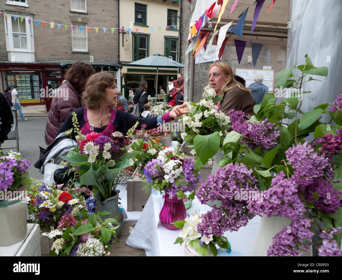 Woman selling fresh flowers in the street hi-res stock photography and ...
