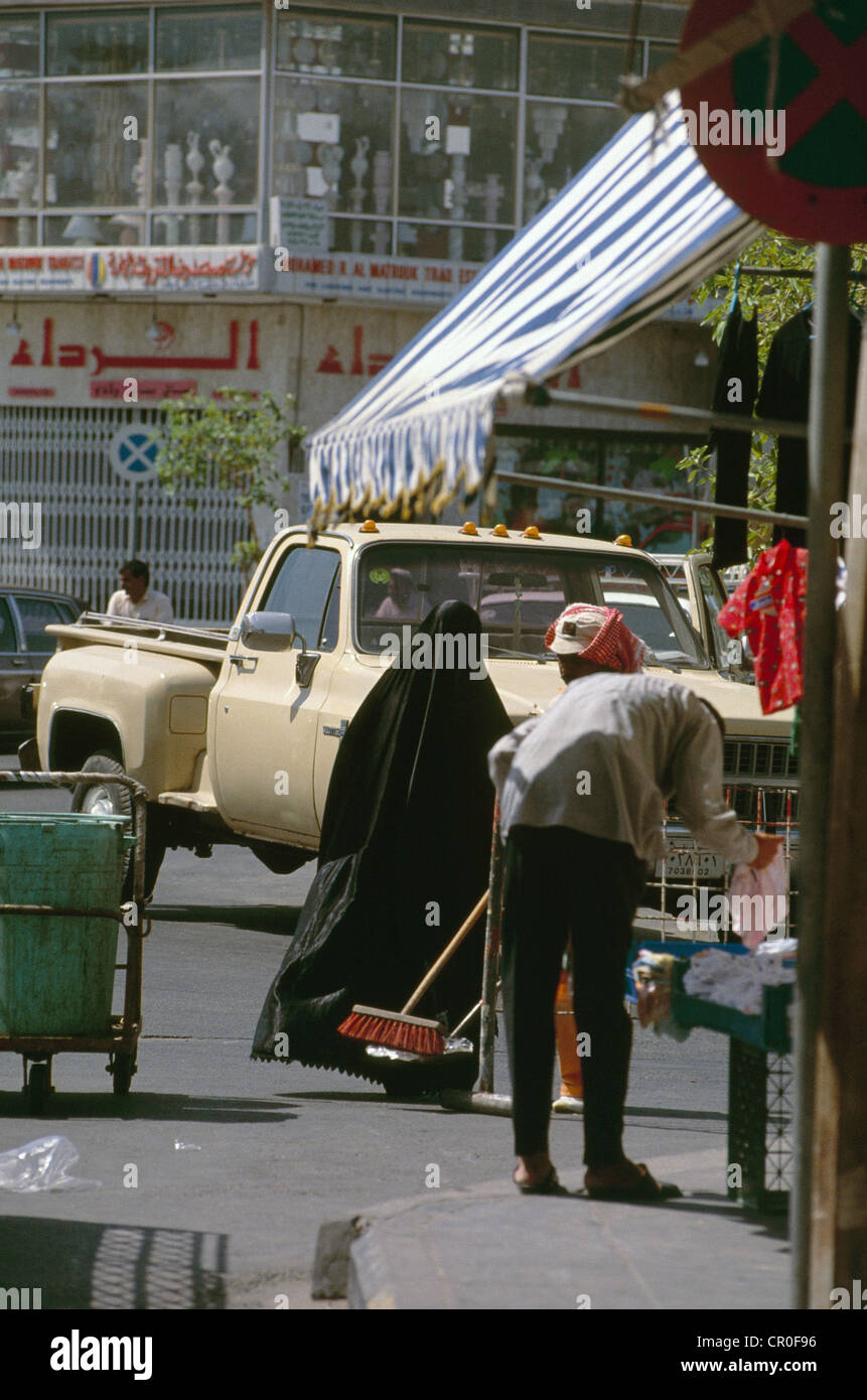 Scenes in the market in the Eastern oil rich Province shiite town of ...