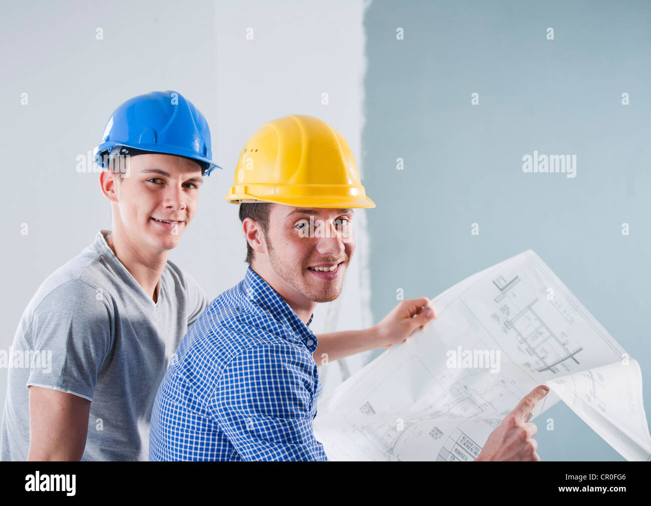 Two tradesmen hi-res stock photography and images - Alamy