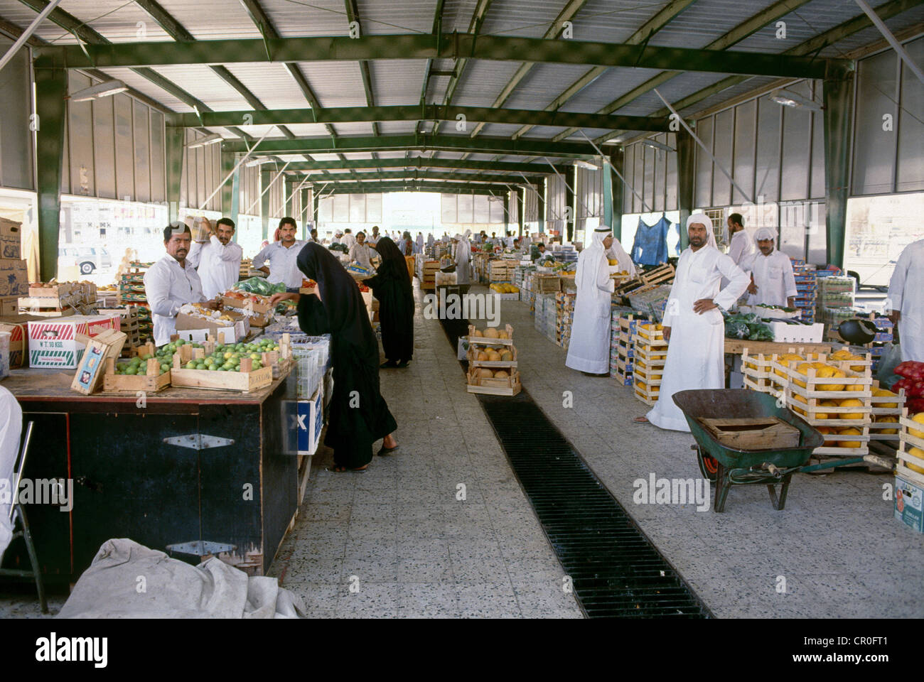 Scenes in the market in the Eastern oil rich Province shiite town of ...