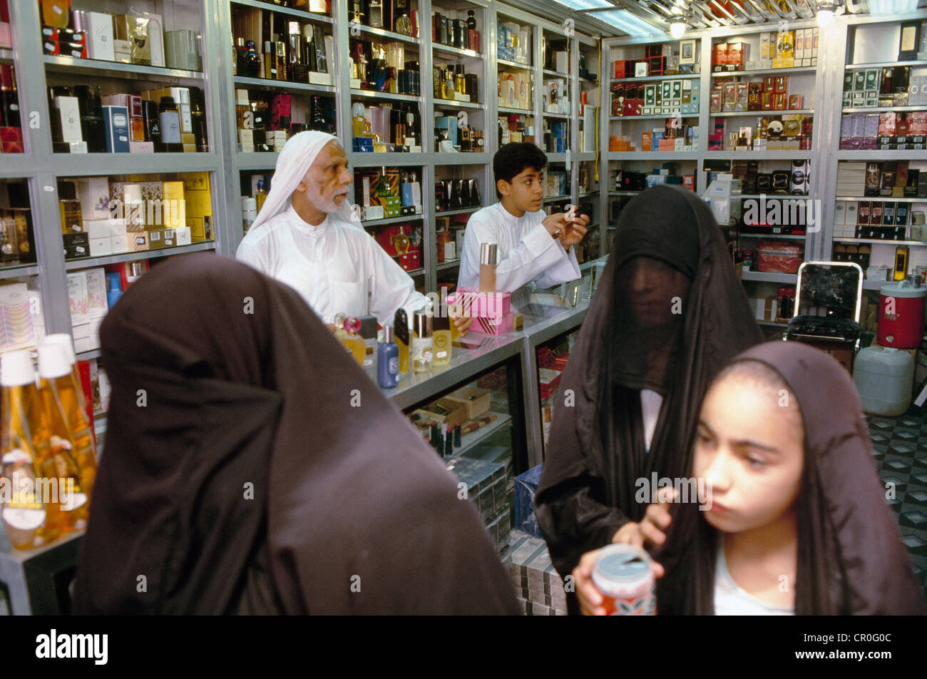 Scenes in the market in the Eastern oil rich Province shiite town of ...