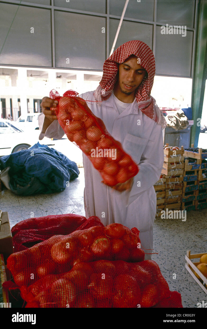 Scenes in the market in the Eastern oil rich Province shiite town of ...